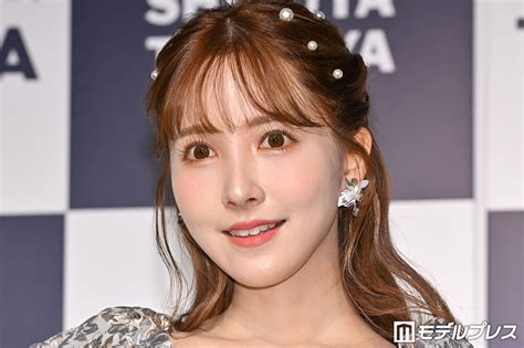 三上悠亜、美スタイル際立つミニワンピ姿公開「女神のような美しさ」「スタイルレベチ」と反響 モデルプレス