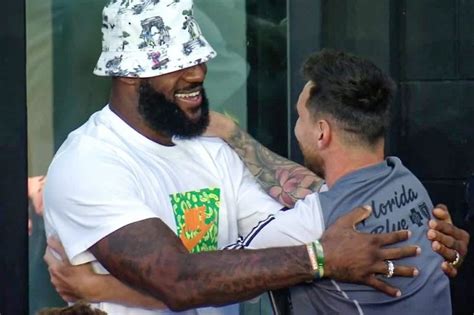 عکس؛ مسی در آغوش لبرون جیمز پیش از اولین بازی در اینترمیامی فوتبالی