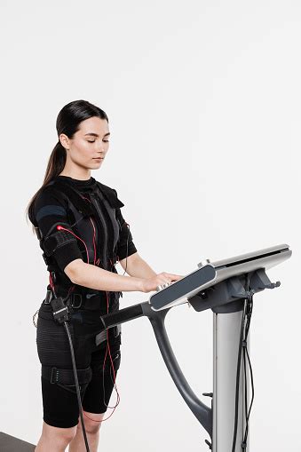 흰색 바탕에 Ems 정장을 입은 소녀 전기 근육 자극 슈트에서 스포츠 훈련 18 19세에 대한 스톡 사진 및 기타 이미지