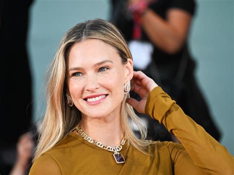 Bar Refaeli Bei Instagram Legt Sie Beinahe Sämtliche Klamotten Ab