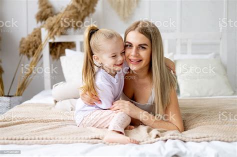 엄마와 딸은 침대에서 집에서 놀고 포옹하고 키스하고 라이프 스타일 젊은 엄마와 아이의 부드러운 관계 행복한 가족과 모성 2 3 살에 대한 스톡 사진 및 기타 이미지 Istock