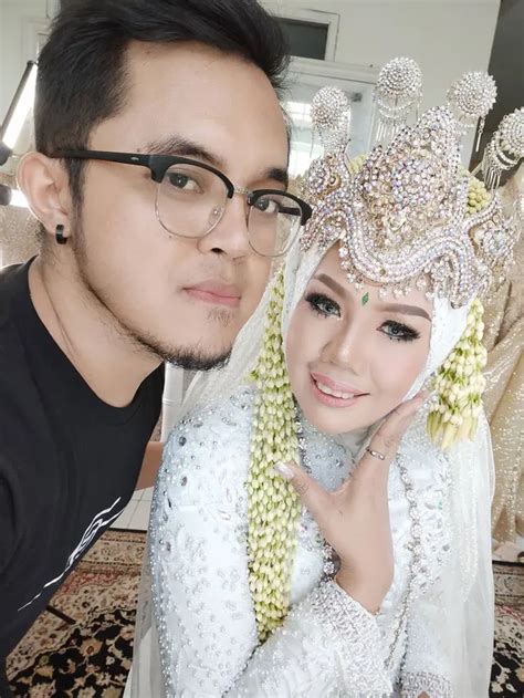 6 Momen Ely Sugigi Pakai Baju Pengantin Bareng Pacar, Pamer Kemesraan - Hot Liputan6.com