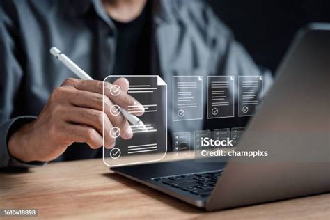 랩톱 컴퓨터 문서 관리 검사 시스템 온라인 문서 데이터베이스 및 프로세스 관리 파일에 의한 온라인 설문 조사 및 디지털 양식 체크리스트 검사 보기에 대한 스톡 사진 및 기타