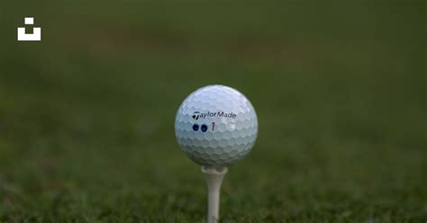 골프 코스의 골프공 사진 Unsplash의 무료 공 이미지