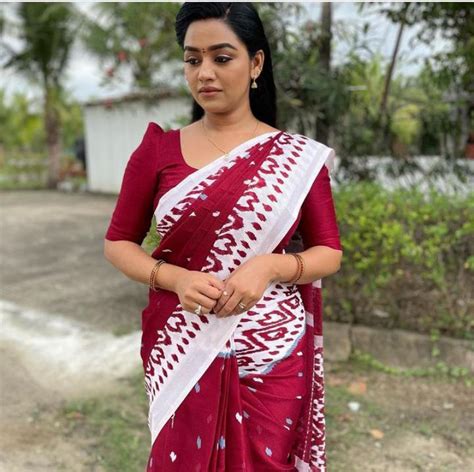 க்யூட்டான லுக்கில் சேலையில் ரசிகர்களை சொக்க வைக்கும் நடிகை காயத்ரி யுவராஜ் வைரலாகும்