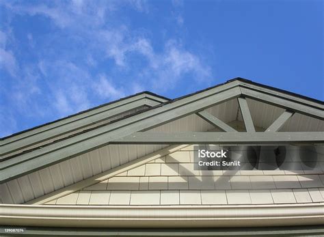 Atap Langit Foto Stok Unduh Gambar Sekarang Arsitektur Atap Awan Langit Istock