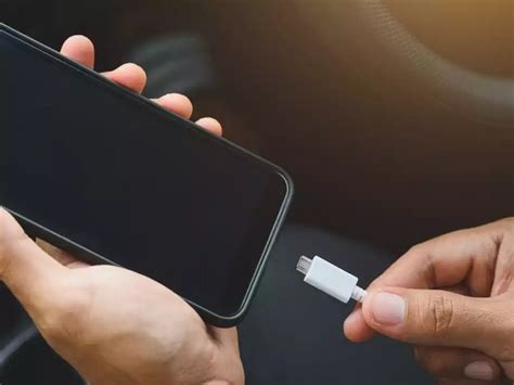 Зареждате телефона си в колата голяма грешка