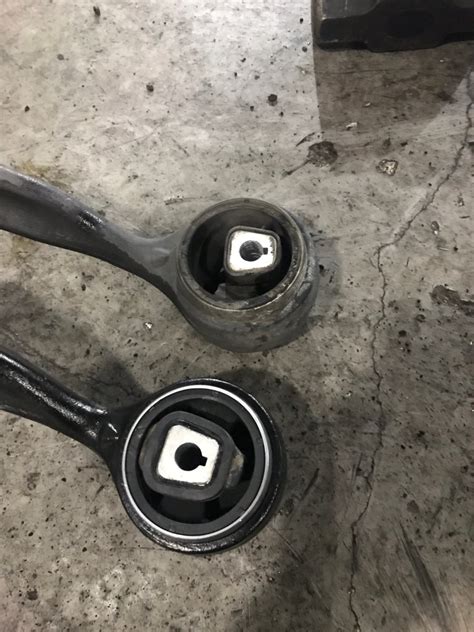 수원 정비소 Bmw E84 하체소음 하체 이상 고장 롤링 차량 쏠림 로어암 교체 부싱 볼베어링 수리 전문 기가모터스 네이버 블로그