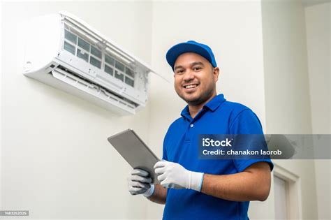 제복을 입은 기술자가 태블릿을 사용하여 에어컨의 유지 보수 및 청소 필터 목록을 확인합니다 에어컨 유지 보수 서비스 홈 서비스