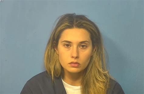 أقامت علاقة جنسية مع طالب نحو 50 مرة معلمة تزعم أنها ضحية تدقيق جنسي