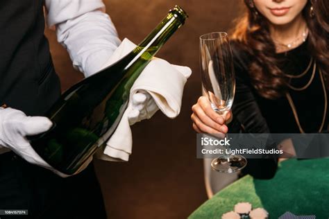 카지노에서 포커 테이블에서 여자에 대 한 유리에 웨이터 붓는 샴페인의 이미지를 자른 겜블링 칩에 대한 스톡 사진 및 기타 이미지 겜블링 칩 남자 도박 Istock