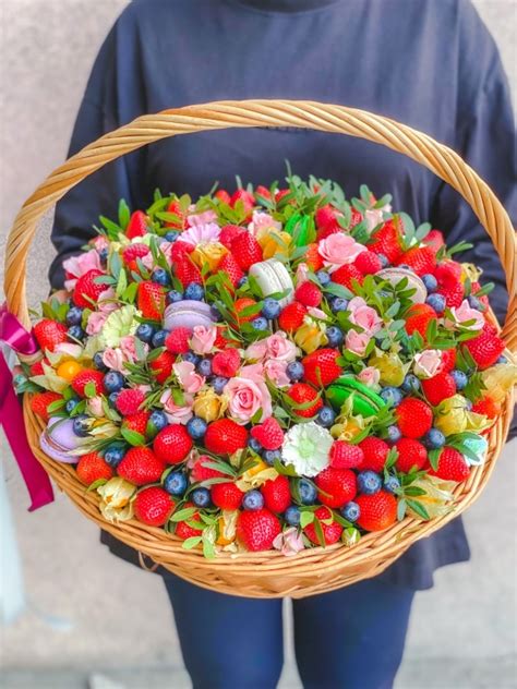 Большая корзина из ягод