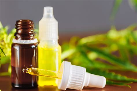 웰빙 대마 칸 나비 디올 대마초 배경에 Cbd 오일 의 병 프리미엄 마리화나 제품 추출 Cbd와 의료 대마초 복사 공간을 위한 장소 Thc에 대한 스톡 사진 및 기타 이미지