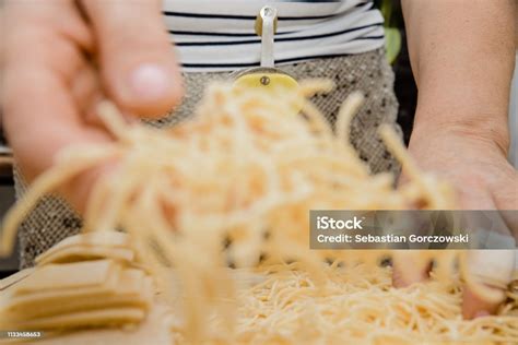 반죽에서 파스타 만들기 여자는 파스타 기계를 사용 하 여 파스타 국수를 만드는 것입니다 가득 찬에 대한 스톡 사진 및 기타 이미지 가득 찬 건강한 생활방식 건강한