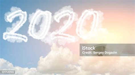 화창한 하늘 구름 년 2020 새해 복 야 개념입니다 밝은 태양과 구름의 흰색 연기에서 푸른 하늘의 배경에 숫자 2020 기호 비문 2020년에 대한 스톡 사진 및 기타