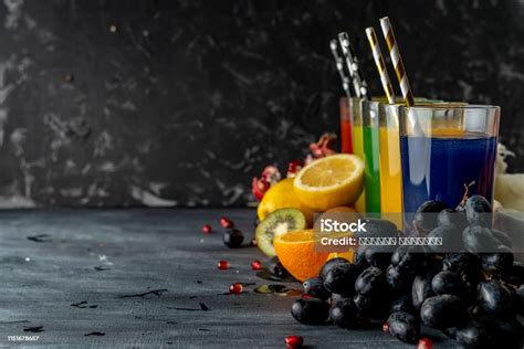 신선한 주스의 종류 다른 과일 주위 검은 색 테이블에 텍스트에 대 한 복사 공간을 평면도 건강한 생활방식에 대한 스톡 사진 및 기타 이미지 Istock