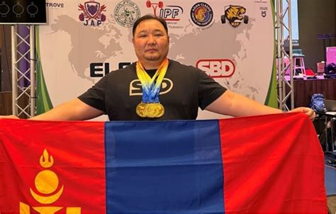 Б Үүрцайх классик пауэрлифтингийн Азийн аваргаас алтан медаль хүртлээ
