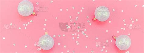 圣诞节粉红色平铺图案与珍珠球
