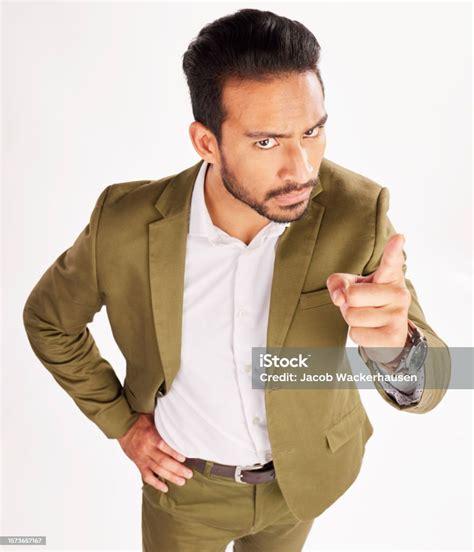 초상화 비난 꾸짖음은 징계를 위해 흰색 배경에 스튜디오에서 사업가와 함께합니다 관리자 손가락을 흔들고 진지한 젊은 상사를