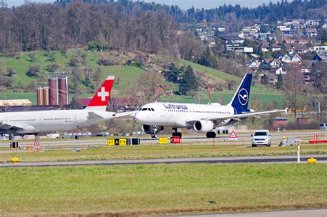 화창한 늦겨울 스위스 취리히 클로텐 공항에서 이륙하는 루프트한자 여객기 에어버스 A319114 등록 Dailw의 측면 모습 0명에 대한 스톡 사진 및 기타 이미지 Istock