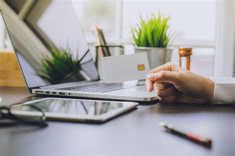 비즈니스 우먼 온라인 쇼핑을 신용 카드를 사용 하 여 컴퓨터 노트북 및 태블릿 구매에 대한 스톡 사진 및 기타 이미지 구매