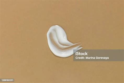 베이지 색 배경에 화이트 크림 질감 스킨케어 화장품 상품의 얼룩 웰빙과 뷰티 컨셉 갈색에 대한 스톡 사진 및 기타 이미지 갈색 개념 건강한 생활방식 Istock