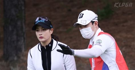 퍼팅 전에 꼼꼼하게 살피는 박결 Klpga 챔피언십