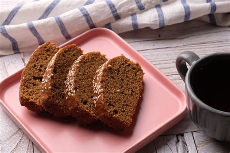 냉각 선반에 참깨가 박힌 야자 설탕 빵 조각의 근접 촬영 인도네시아 전통 빵 로티 간젤 Rel 0명에 대한 스톡 사진 및 기타 이미지 Istock