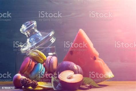 마 카 롱 수 박 자 두 나무 테이블에서 오렌지 조각 홈 편안 함과 따뜻함의 개념입니다 0명에 대한 스톡 사진 및 기타 이미지 Istock