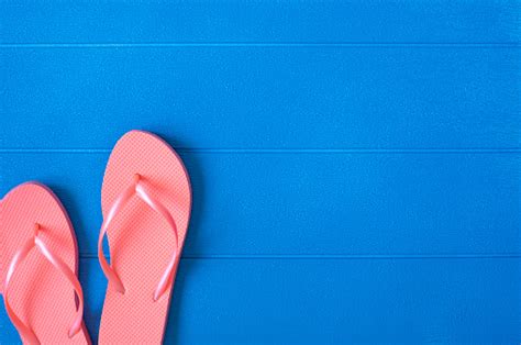 파란색 나무 배경에 플립 플롭 여름 컨셉입니다 플랫 레이 상단 보기 복사 공간 0명에 대한 스톡 사진 및 기타 이미지 0명 개념 개인 장식품 Istock