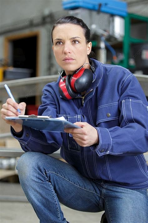 창고 재고 관리자가 창고 보관 구역의 분포를 확인합니다 벡터 배경 및 무료 다운로드를위한 그림 Pngtree