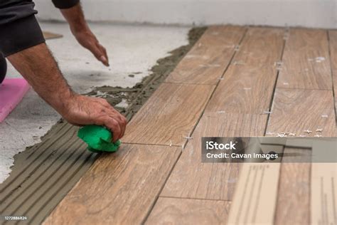 접착제 표면에 세라믹 바닥 타일을 배치 하는 작업자 수평 건설 산업에 대한 스톡 사진 및 기타 이미지 건설 산업 건축
