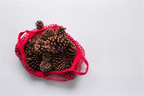 크리스마스 제로 폐기물 휴일입니다 Diy용 천연 소재로 회색에 빨간 면 에코 백에 소나무 콘 환경 친화적 인 Xm 0명에 대한 스톡 사진 및 기타 이미지 Istock