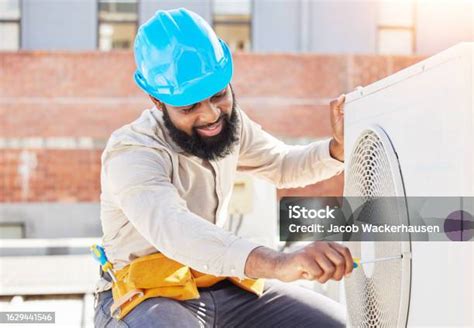 상자 또는 야외에서 산업 노동을 위해 도시 옥상에 있는 에어컨 수리자 기술자 또는 수리 설치 또는 기계 검사를 위해 지붕에 Hcav를 고정하는 유지 보수 엔지니어 또는