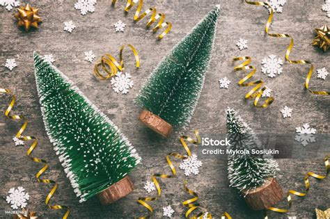 색상 배경에 크리스마스 트리플랫 평신도 구성 복사 공간이 있는 상단 보기 12월에 대한 스톡 사진 및 기타 이미지 12월 겨울 계절 Istock