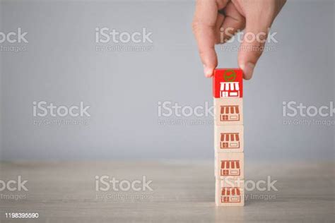 프랜차이즈 비즈니스 개념 손으로 프랜차이즈 마케팅나무 블로그를 선택합니다 개념에 대한 스톡 사진 및 기타 이미지 개념 계획 고객 Istock