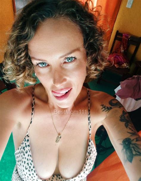 You Should Totally Kiss My Lips R HOTWIFEbible