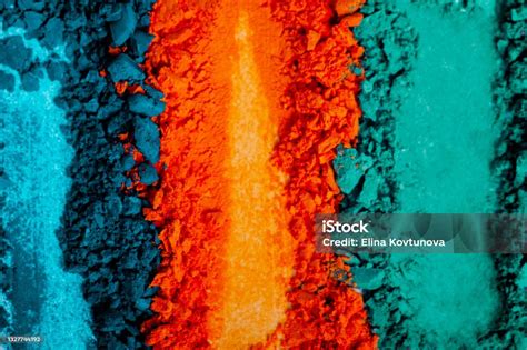 흰색 배경에 고립 된 화장품 미용 제품의 샘플과 견본으로 깨진 밝은 멀티 컬러 아이 섀도우의 플랫 레이 다중 색상에 대한 스톡 사진 및 기타 이미지 Istock