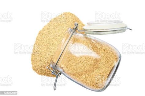 원시 건조 아마란스는 흰색 배경 상단보기에 격리 된 유리 저장 항아리에서 쏟아져 나옵니다 0명에 대한 스톡 사진 및 기타 이미지 0명 건강한 식생활 곡초류 Istock