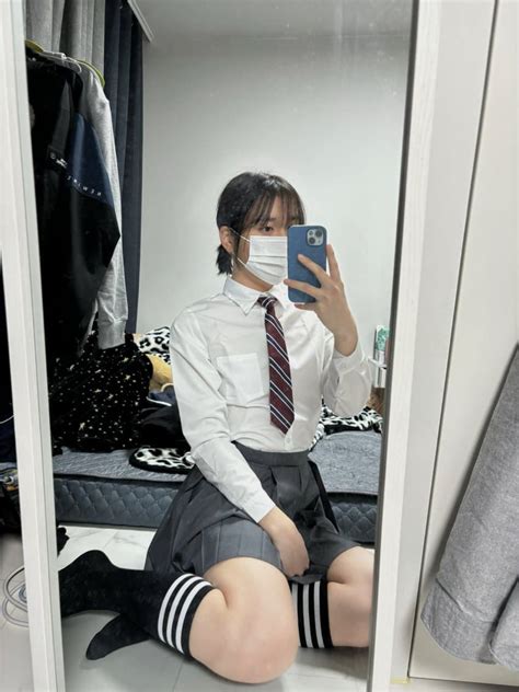 누나 교복 몰래 훔쳐 입어봤어용 여장 갤러리