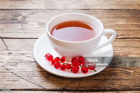 나무 테이블에 차와 신선한 빨간 건포도 열매 한 잔 공간을 복사합니다 0명에 대한 스톡 사진 및 기타 이미지 0명 건강관리와 의술 건강한 생활방식 Istock