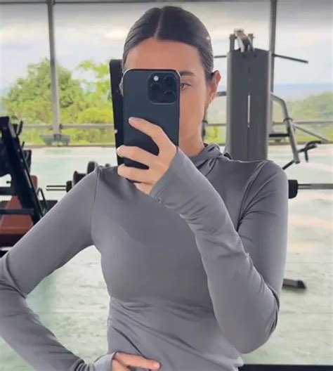 Kelly Piquet Filmt Zichzelf In Strak Pakje En Toont Per Ongeluk Haar