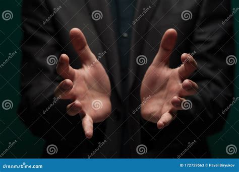 Personne Détenant Un Objet Invisible Sur Les Paumes Image Stock Image Du Vert Humain 172729563