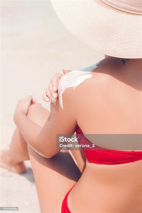 해변에 앉아서 그녀의 몸에 선크림 스프레이를 적용 하는 모자에 아름 다운 여자 스킨케어 전신 자외선 차단 선크림 20 24세에 대한 스톡 사진 및 기타 이미지 Istock