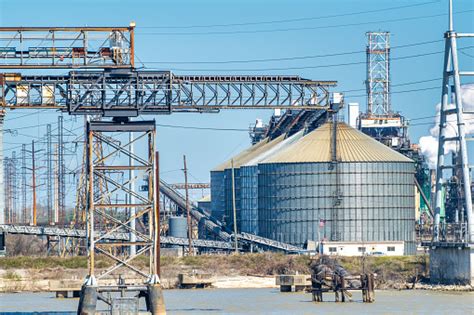 정유 산업은 푸른 하늘에 고립 된 대형 정유 공장에서 밸브가있는 파이프의 세부 정보보기 가솔린에 대한 스톡 사진 및 기타 이미지 가솔린 경제 공기 오염 Istock