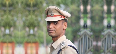 खेत में ‘मां से मिलने पहुंचे Dsp की कहानी कभी छूट गई थी पढ़ाई साइकिल पर लेकर आए दुल्हनियां