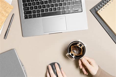 여자 손 잡고 컵드립 커피 가방 노트북 베이지 색 배경에 노트북 상단 보기 사무실 책상 테이블플랫 누워 커피 휴식 직장 시간에 신선한 지상 커피를 양조하는 빠른 방법 가방에