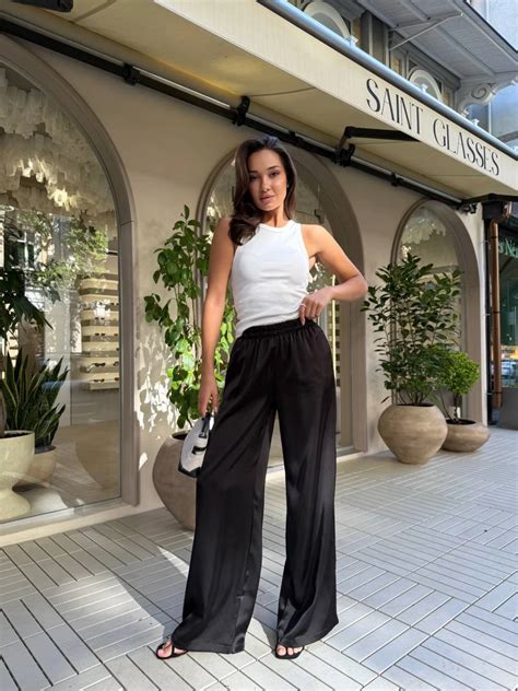 ЖІНОЧИЙ ОДЯГ🇺🇦 СУКНЯ•КОСТЮМ•СПІДНИЦЯ•ШОРТИ•ФУТБОЛКА Штани 640 грн🏷️ Мод 904 ️Розмір 42 44