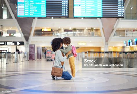 흑인 여성 소녀 아이 그리고 머리를 맞대고 사랑하거나 포옹으로 인사하는 공항에 오신 것을 환영합니다 가족 어머니와 딸의 재결합 포옹 세계 여행 교통 또는 이민에 대한 행복
