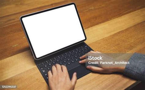 나무 테이블에 컴퓨터 Pc로 빈 흰색 데스크톱 화면태블릿 키보드를 사용하고 입력하는 손 공란에 대한 스톡 사진 및 기타 이미지 공란 노트북 데스크탑 컴퓨터 Istock